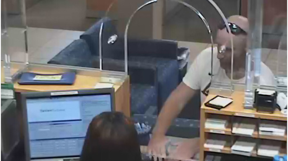 FBI releases photos of bank robbery in Pompano Beach | WPEC